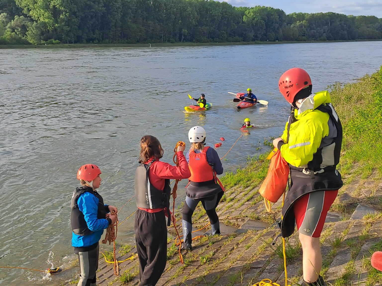 Kanu-Sicherheitstraining stärkt KVB-Jugendliche und Erwachsene – Kanuverein Bruhrain Rheinsheim ...